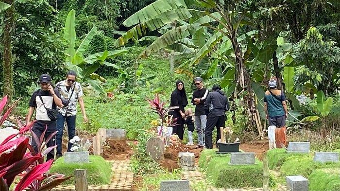 Aktivis Uncle Teebob Dimakamkan di TPU Situ Gede Bogor, Sosok Mendiang ...
