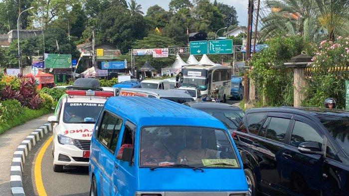 Lalu Lintas Puncak Bogor Saat Ini One Way, Ambulans Nyaris Terjebak Macet di Simpang Gadog ...