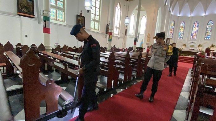Jelang Misa Natal 2024, Begini Persiapan Gereja Katedral Kota Bogor, Petugas Periksa Semua ...
