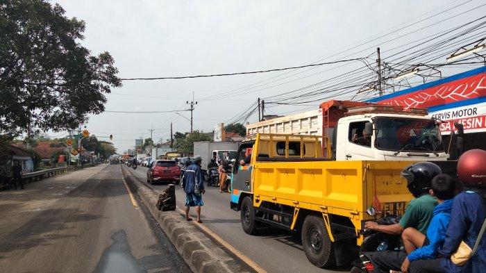 Imbas Truk Bermuatan Gas Terguling, Arus Lalu Lintas di Jalan Raya Parung-Bogor Tersendat ...