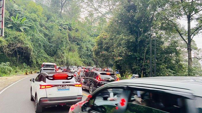Arus Lalu Lintas di Puncak Bogor Macet, Banyak Pengendara Matikan Mesin di Gunung Mas ...