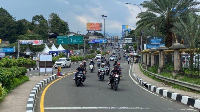 Kawasan Puncak Bogor Dipadati Wisatawan, Sumber Macet Ada di Persimpangan - Tribunnewsbogor.com