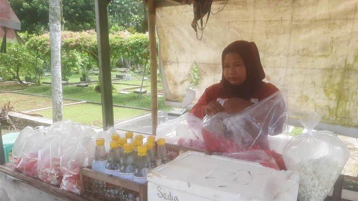 Jelang HUT Bhayangkara, Penjual Bunga di Makam Jenderal Hoegeng ...