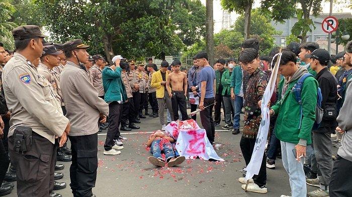 BEM Se-Bogor Raya Demo Tapera di Dekat Istana Bogor, Mahasiswa Sampai ...