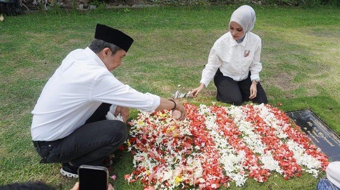 Masa Tenang Kampanye Pilwalkot Bogor 2024, Dedie Rachim Tabur Bunga di ...