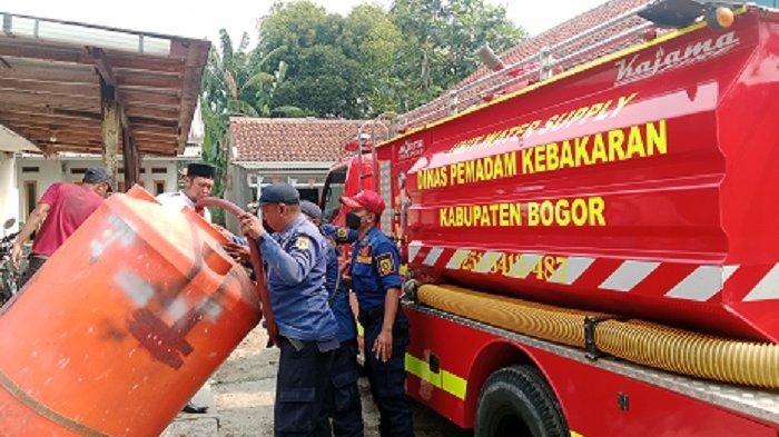 Air Sumurnya Berubah jadi Bensin, Damkar Kirim 4.500 Liter Air Bersih ...