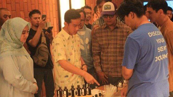 Gibran Rakabuming Beli Jam Tangan Kayu Produk UMKM Kota Bogor, Harganya ...