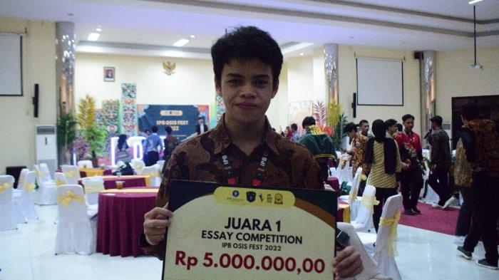 Ketua Osis SMAIT At-Taufiq Bogor Juara 1 Esai IPB OSIS Fest, Raih ...