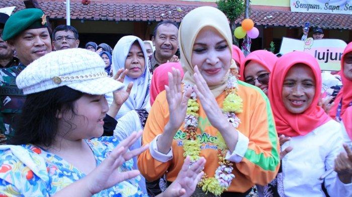 Gencarkan Serbukatif, Istri Dedie Rachim Menyambangi Sekolah Jenjang ...