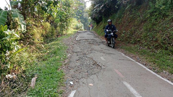 Dua Tahun Tak Diperbaiki, Jalan Penghubung Desa di Cijeruk Bogor Rusak, Sejumlah Pemotor Jadi ...