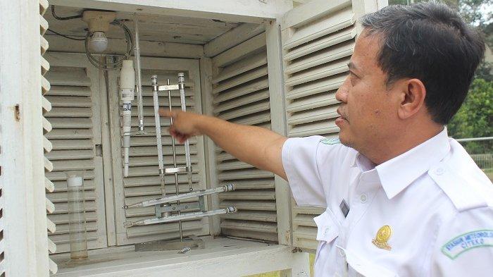 Melihat Alat Pemantau Cuaca di Stasiun BMKG Citeko Puncak Bogor, Warga ...