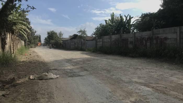 Jalan Rumpin Bogor Berlubang dan Penuh Pasir, Pengendara Sering ...