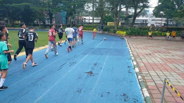 Belum Genap 5 Tahun, Jogging Track Lapangan Sempur Sudah Rusak ...