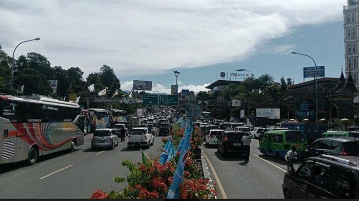 Sudah Diberlakukan One Way Sejak Pagi, Hari Kamis Jalan Raya Puncak Bogor Padat Merayap ...