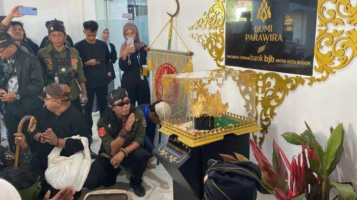 Mahkota Emas untuk Melantik Raja-raja Sunda Dipamerkan di Bogor ...
