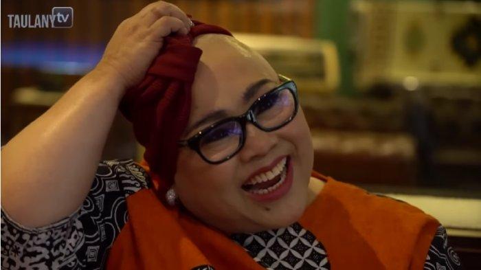 Penampilan Terbaru Nunung Srimulat dengan Kepala Plontos, Pegawai Salon ...