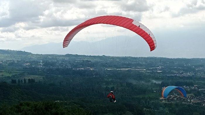 Harga Tiket Wisata Paralayang di Bukit Gantole Puncak Bogor, Wisata ...
