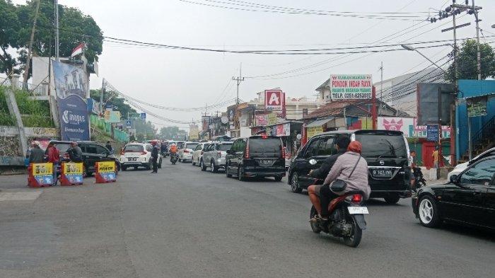 Arus Lalu Lintas di Jalan Raya Puncak Bogor Padat Merayap, One Way Arah Jakarta Diberlakukan ...