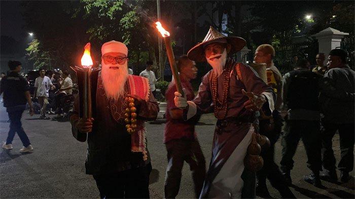 Keseruan Anggota Satpol PP Kabupaten Bogor di Acara Pawai Obor, Cosplay ...