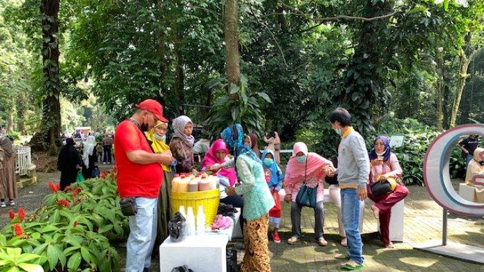 Penjual Jamu Gendong di Kebun Raya Bogor Kebagian Berkah di Libur ...