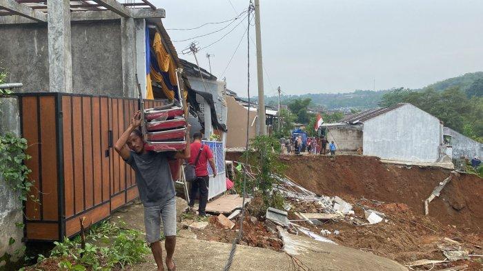 Rumahnya Rusak Diterjang Longsor, Warga Ciseeng Bogor Rugi Ratusan Juta Rupiah - Tribunnewsbogor.com