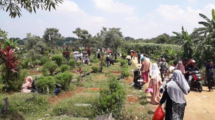Suasana TPU Pondok Rajeg Bogor di Hari Raya Idul Fitri 2023, Diserbu ...