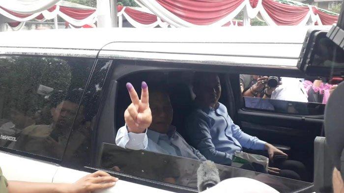 Acungkan Tinta Dua Jari Seusai Nyoblos di Bogor, Prabowo Subianto ... Acungkan Tinta Dua Jari Seusai Nyoblos di Bogor, Prabowo Subianto ...