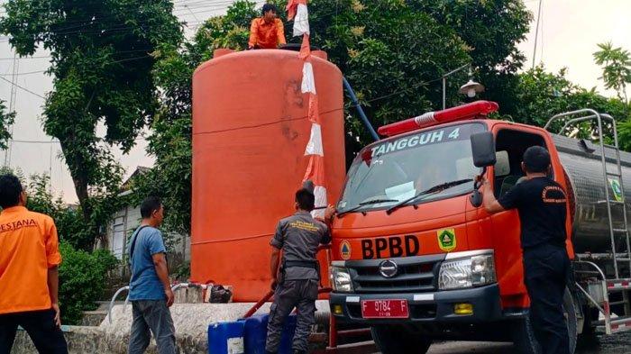 Warga Gunungputri Bogor Alami Kekeringan, BPBD Distribusikan 15.000 Liter Air Bersih ...