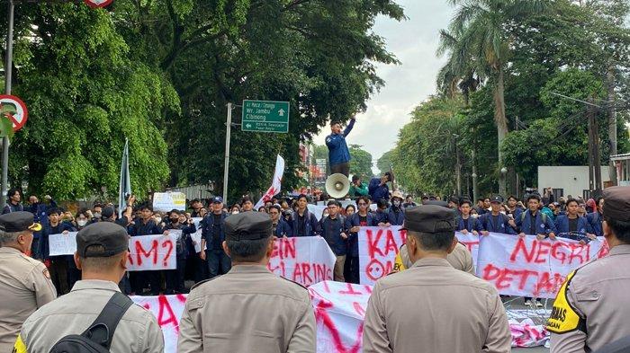 Demo Depan Istana, Mahasiswa IPB Kritik 100 Hari Kerja Prabowo-Gibran Pakai Poster Kabinet Omon ...