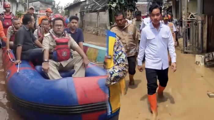Rano Karno Naik Perahu Karet saat Tinjau Banjir Jadi Sorotan, Ditarik Petugas, Tinggi Airnya ...