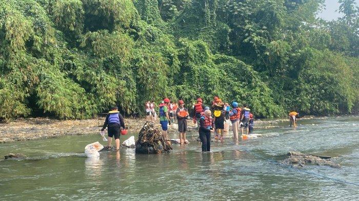 Peringati Hari Sungai Nasional 2024, Ratusan Relawan Bersihkan Sampah di Sungai Ciliwung Bogor ...