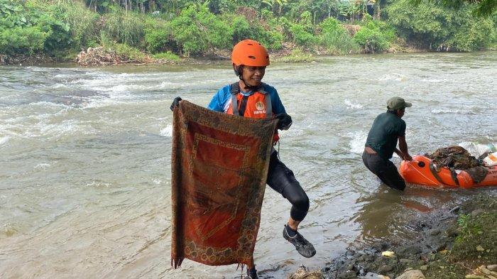 Bersihkan Sampah di Sungai Ciliwung Kota Bogor, Relawan Temukan Alat Sholat - Tribunnewsbogor.com