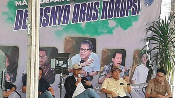 Rocky Gerung dan Refly Harun Dilempar Botol Saat Diskusi di Sleman : Kok Masih Ada yang Begini ...