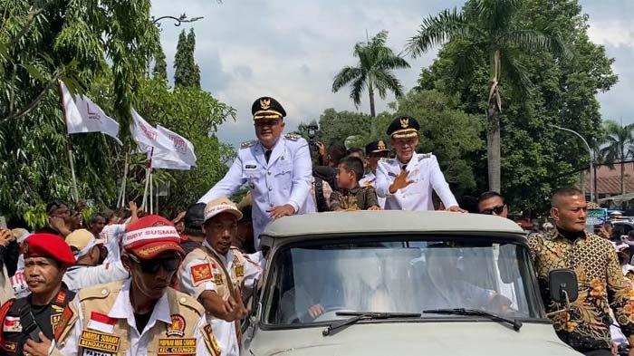 Disambut Ribuan Warga Bogor, Rudy Susmanto dan Jaro Ade Naik Mobil Klasik Usai Dilantik Presiden ...