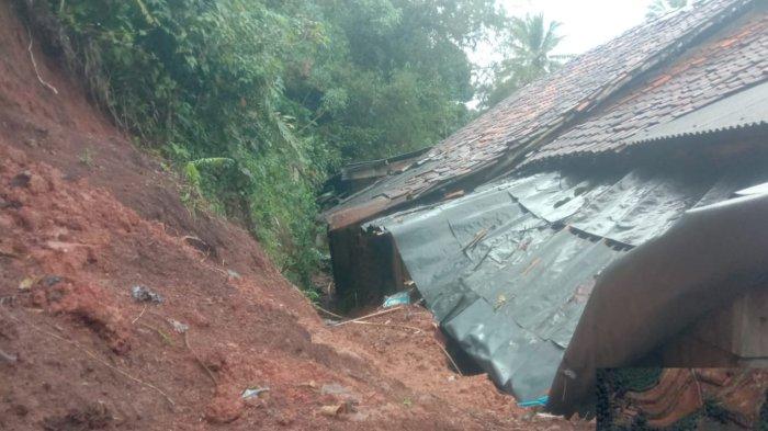 Diguyur Hujan Deras, Dapur dan Kamar Mandi Warga Leuwiliang Bogor Rusak Akibat Longsor ...