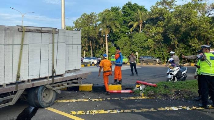 Brak! Truk Angkut Hebel Tabrak Pembatas Jalan Tol Jagorawi Bogor Pagi Tadi, Sopir Diduga ...