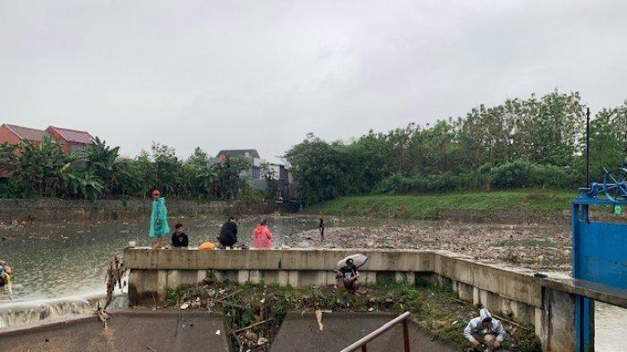 Usai Banjir, Warga Berbondong-bondong Mancing Ikan di Setu Tamansari ...