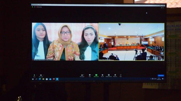 'Percuma Ada KPK' Teriak Peserta Sidang Ade Yasin, Lempar Botol hingga ...