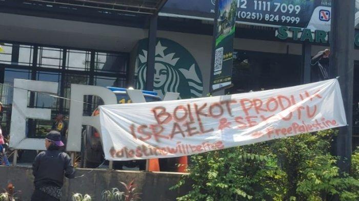 Spanduk Boikot Produk Israel Terpasang di Starbucks Gadog Bogor, Polisi ...