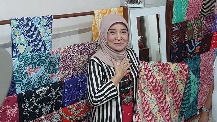 Kisah Sukses Sri Ratna Handayani, Pemilik Batik Handayani Geulis di ...