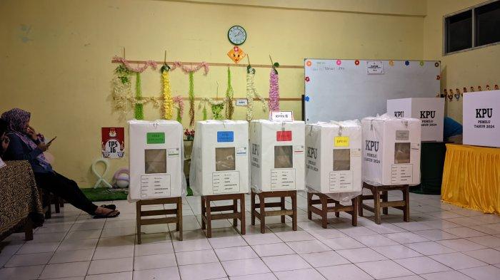 Nuansa Taman Kanak-Kanak di TPS 16 Cisarua Bogor, Pemilih Nyoblos Dalam ...