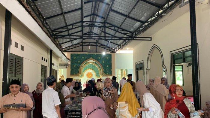 Hari Pertama Lebaran, Anak Hingga Cicit Mama Falak Kumpul di Makam Sang ...