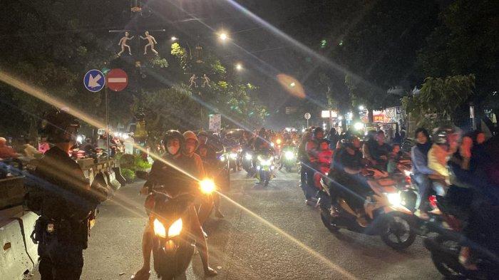Meriah! Ribuan Masyarakat Tumpah Ruah di Stadion Pakansari Bogor ...