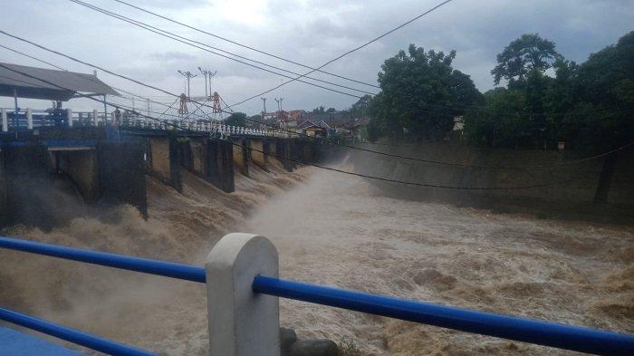 Muka Air Bendung Katulampa Bogor Naik, Warga DKI Jakarta Waspada Siaga Banjir - Tribunnewsbogor.com
