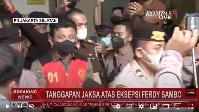 Momen Ferdy Sambo Main Mata Sebelum Masuk Ruang Sidang Eksepsi, Sempat Berjabat Tangan ...
