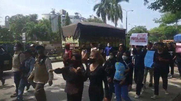 Gelar Aksi di Depan Pembangunan RS Paragon, Warga Citereup Minta Diberi ...