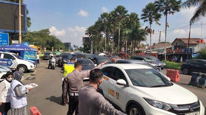 Dipadati Ribuan Kendaraan, Polisi Terapkan One Way Arah Puncak Sejak Pukul 06.00 WIB ...