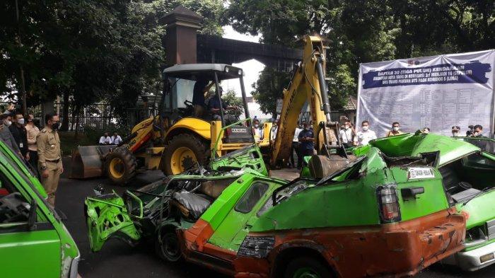 Hancurkan Angkot Yang Sudah Jadi Besi Tua, Backhoe Loader Yang Dinaiki ...