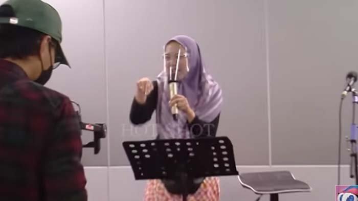 4 Bulan Bebas dari Bui, Artis Ini Rela Ngamen di Stasiun MRT Demi ...