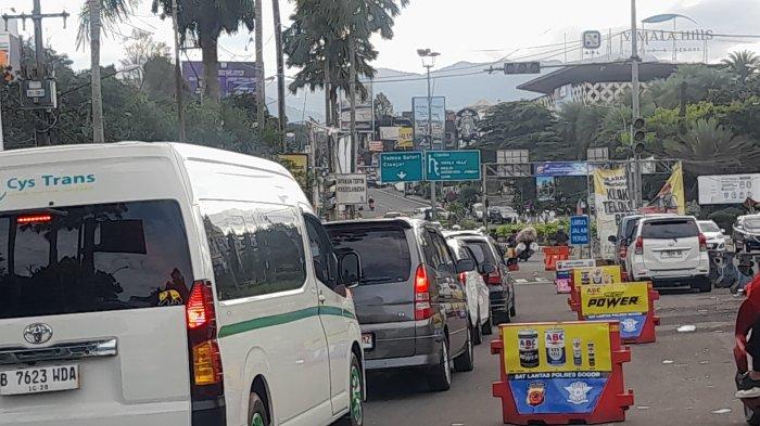 Jelang Malam Pergantian Tahun Baru, Kawasan Puncak Bogor Mulai Dipadati Kendaraan Sejak Pagi ...